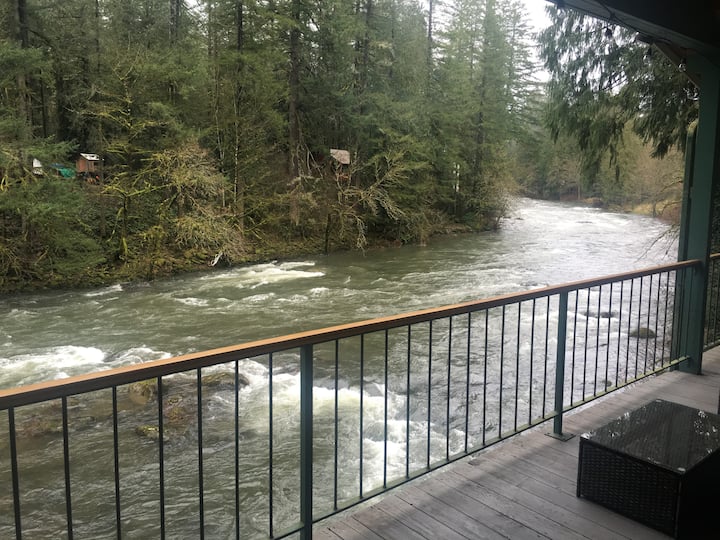 Riverfront Escape:cozy Cabin Offering Unreal Views - Battle Ground Lake State Park, Battle Ground