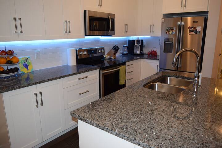 Kanata Comfortable Bedroom 2 With Private Bathroom - Kanata