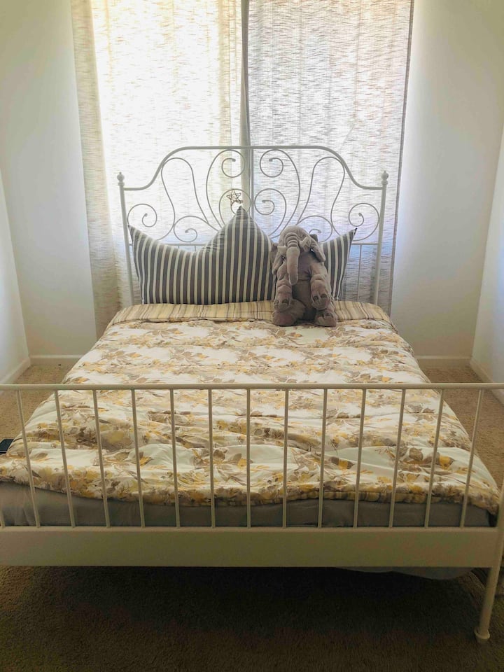 Coz Beautiful Bedroom With A Queen-sized Bed A - Salinas, CA