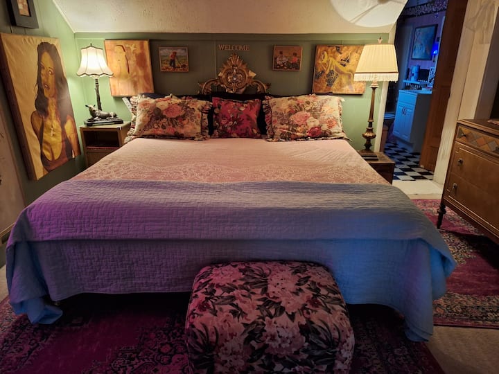 Honey Bee's King Suite At The Art House Inn - Suttons Bay, MI