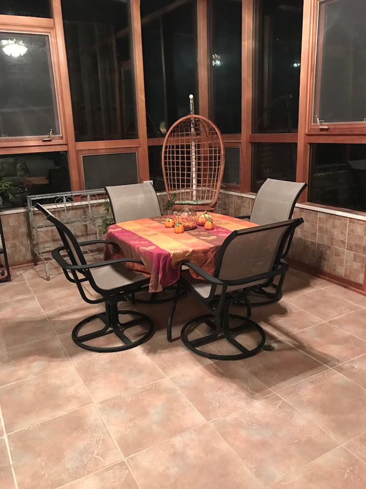 Large Cozy Room For 2-4 Guests W/ Private Bathroom - Columbia, MO