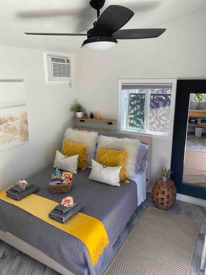 Shabby Chic Cottage
Respectful 
Peaceful 
Clean - Huntington Beach Pier