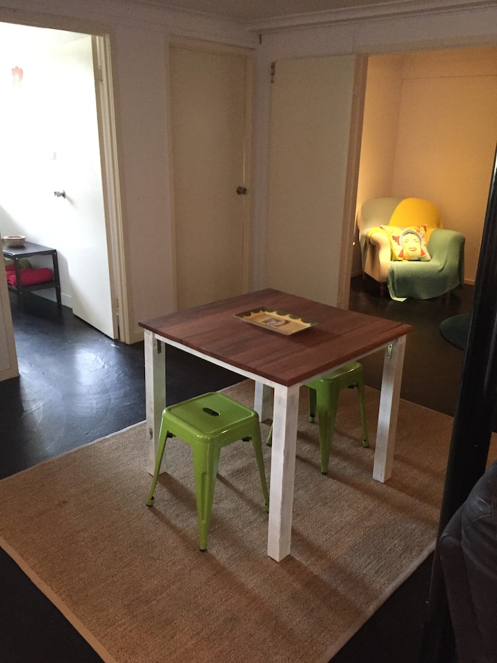 Bamboo Bedsit - Modern 1 Br Studio - Brisbane