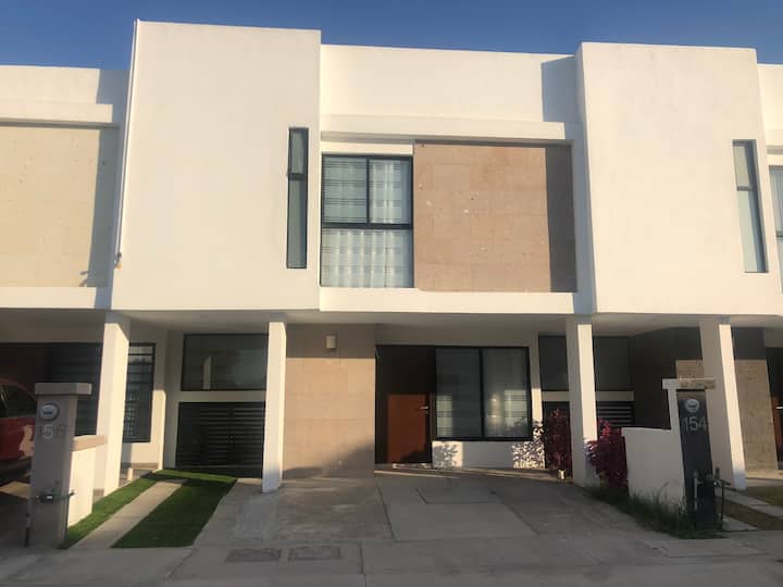 León Casa Nueva Fracc. Privado Excelente Ubicación - León