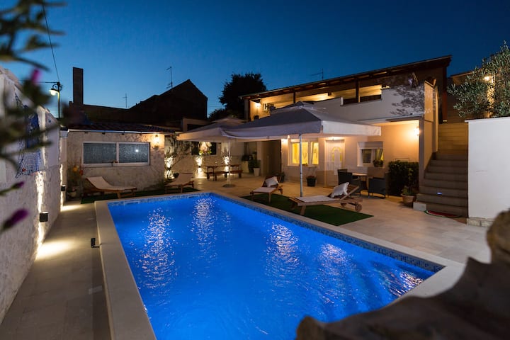 Cozy Apartment With Outdoor Pool -