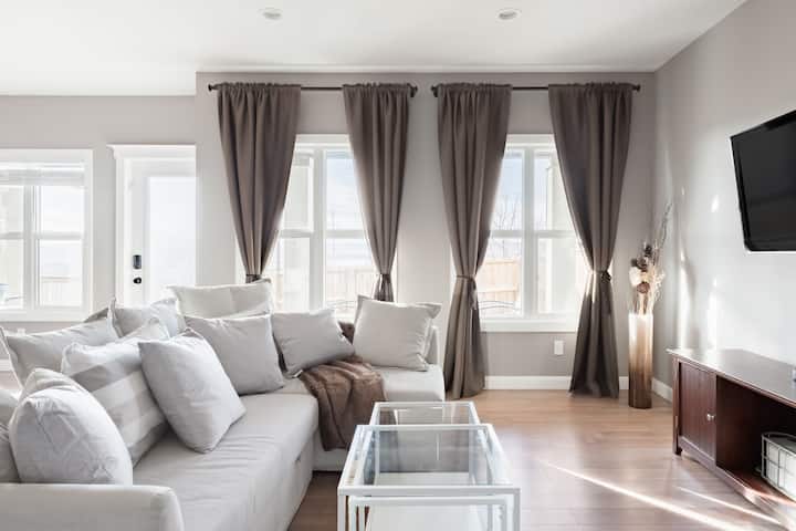 Mountain Views From A Stylish Home — Lower Suite - Cochrane