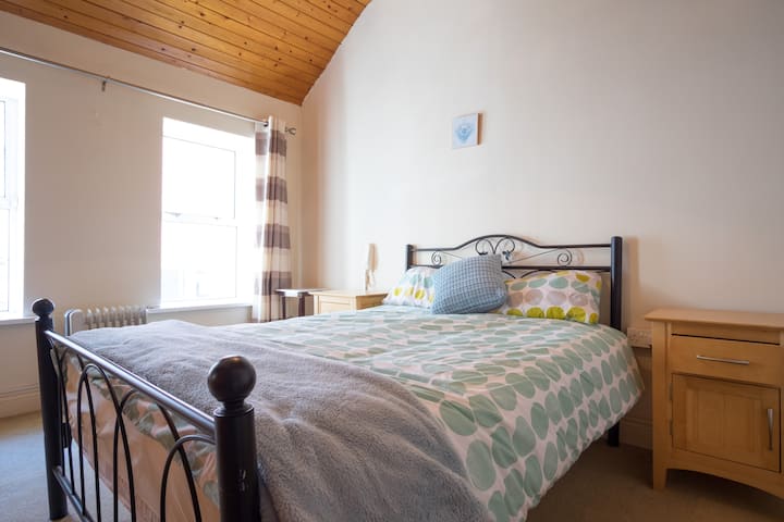 10. 2 Bed Right Band In The Centre - Galway