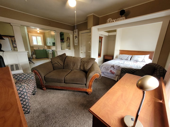 Jesse Fisher Historic 1890 4-plex Unit 3 Upstairs - Roseburg, OR