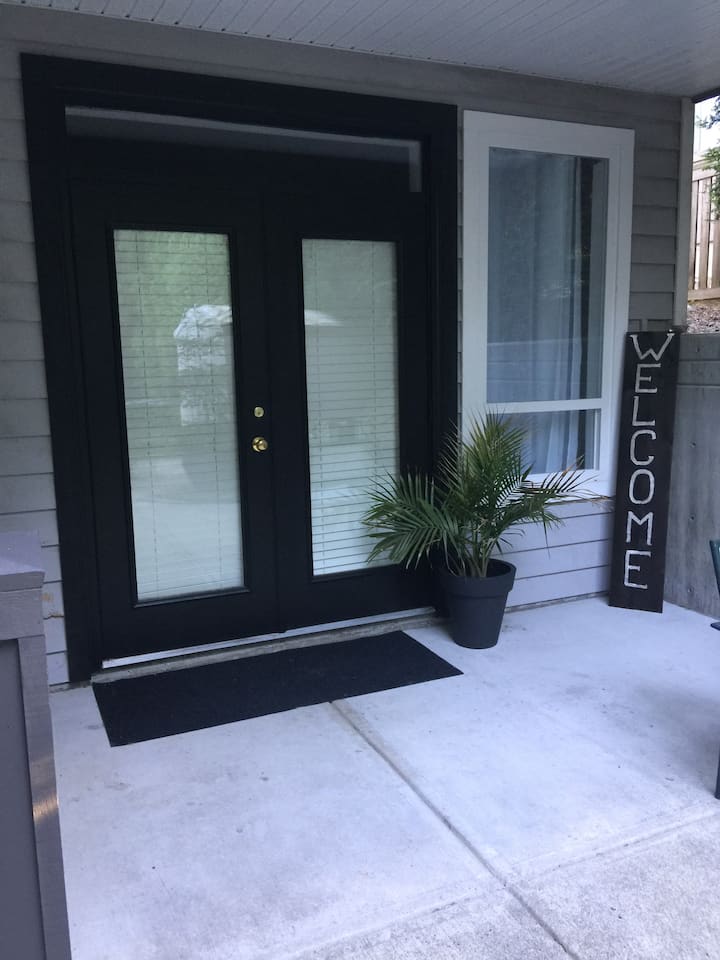 Cozy And Private Garden Level Suite - White Rock