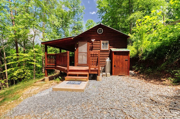 Tiny Log Cabin Private W/hot Tub - Cosby, TN
