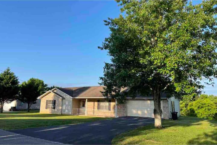 Spacious Home Close To Douglas Lake! - Dandridge, TN