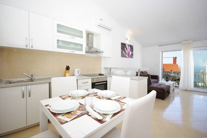 Modern, Charming 2 Bedroom Apartment - Makarska
