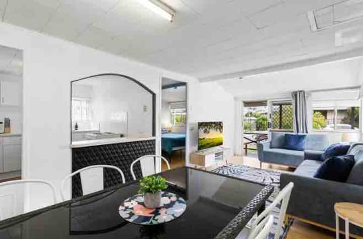 Bayside Living (Seq) Walk To Water, Central, 7 Bed - Redcliffe