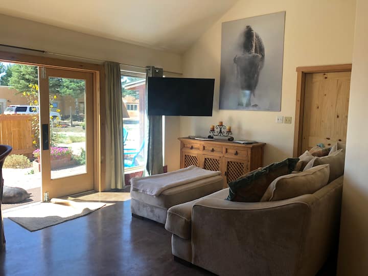 Sunny & Bright Guesthouse - Arroyo Seco, NM