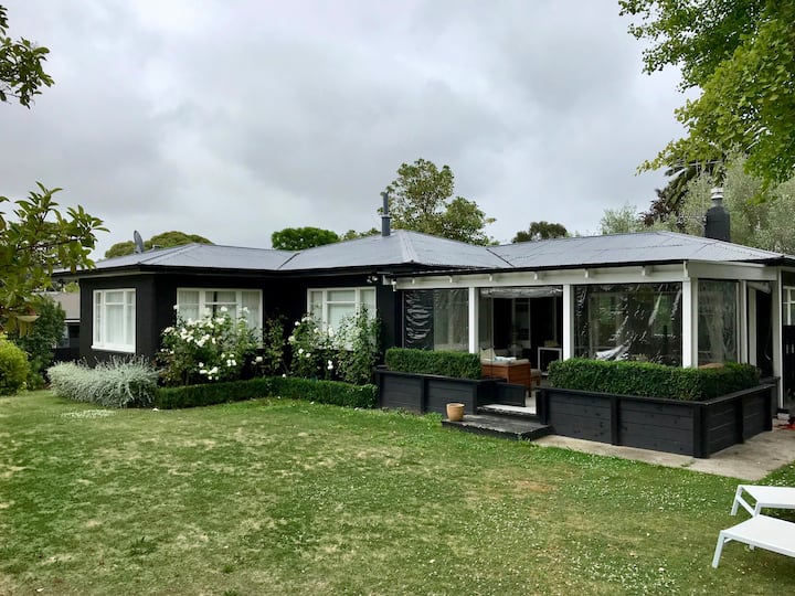 Quaint Bungalow - Very Close To Village - Havelock North