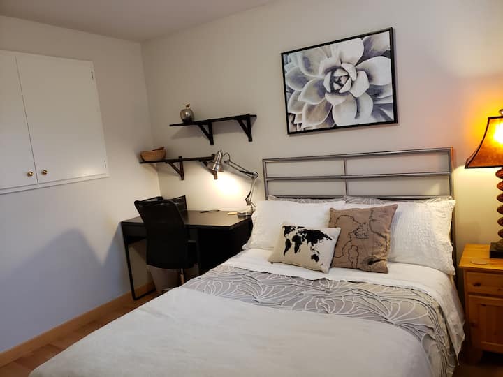 Spacious, Sun Loving Room - Vancouver