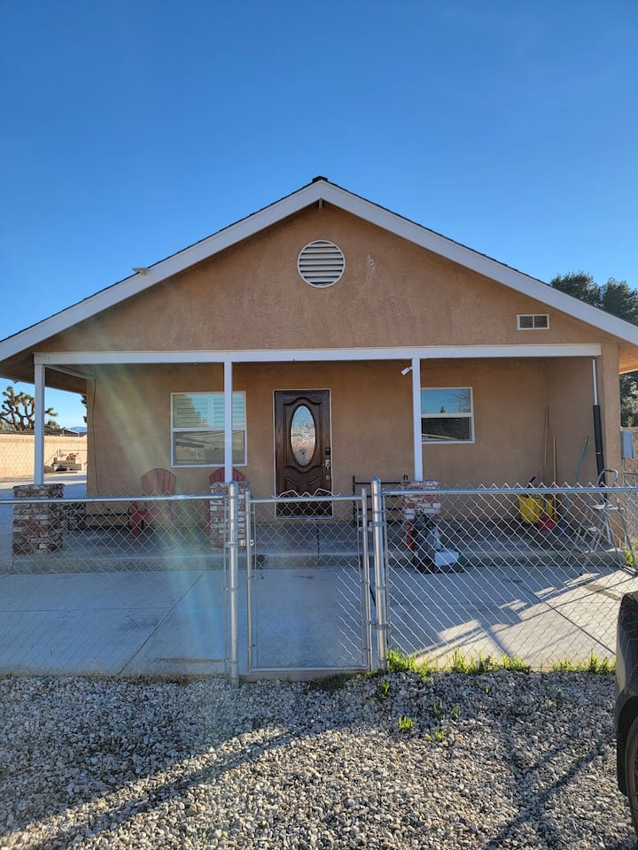 Quiet, Private 2 Bdrm W/full Kitchen/bath/laundry - Lancaster, CA