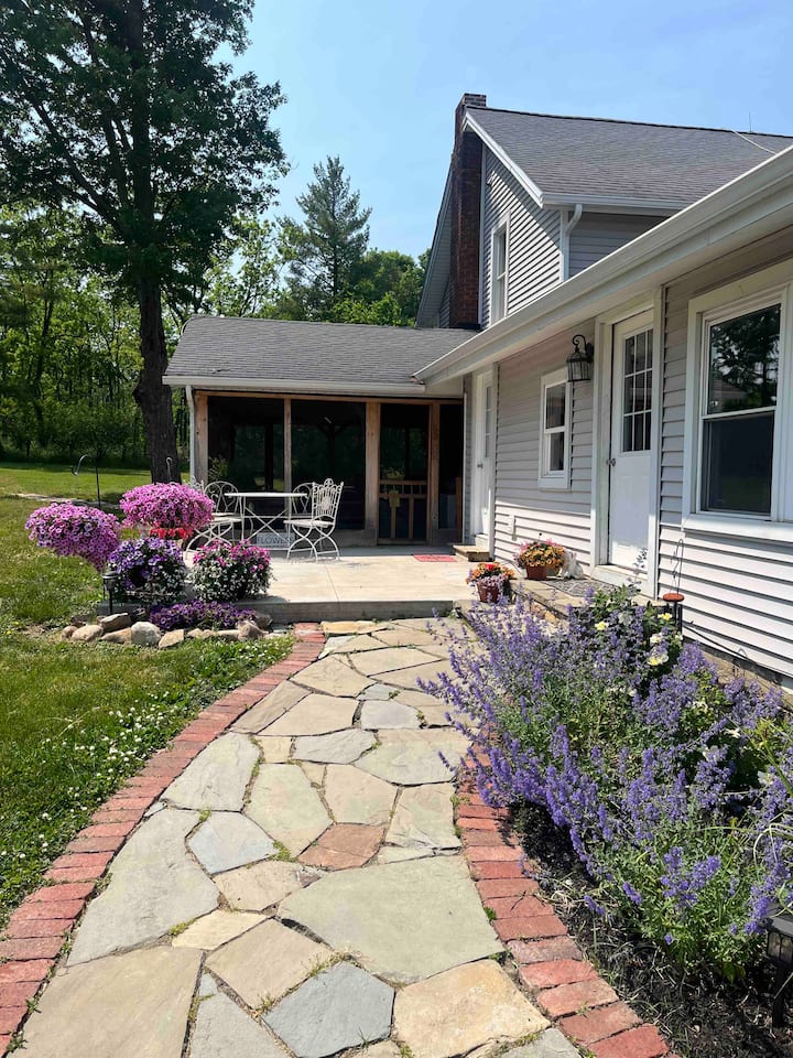 Cozy Farmhouse On 13 Acres - Bainbridge, OH