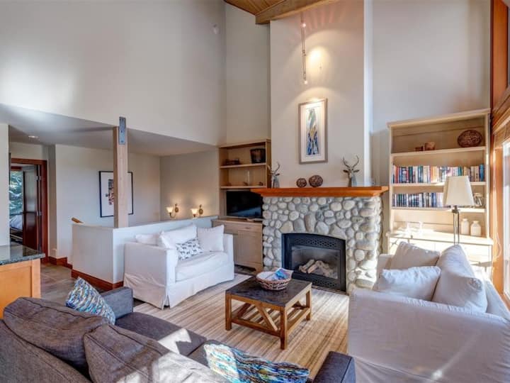 Rare Find- Spacious 3 Br In Village W Prvt Hot Tub - Whistler