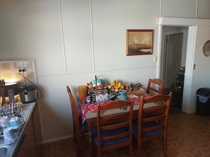 Stay At Affordable Queen Bed Room - 절롱