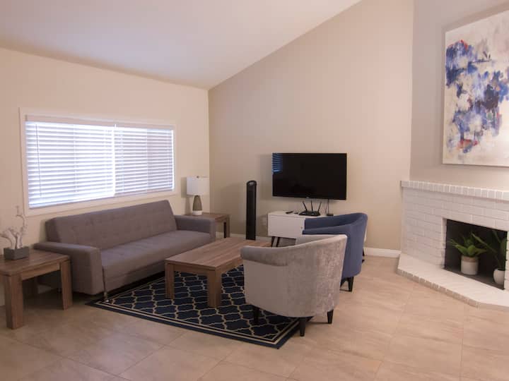 A Newly Renovated 2 Bedroom Close To Disney - Orange County, CA