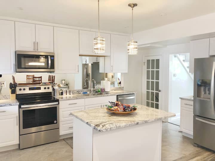 Spacious, Three Bedroom Townhome! - Johns Hopkins University, Baltimore