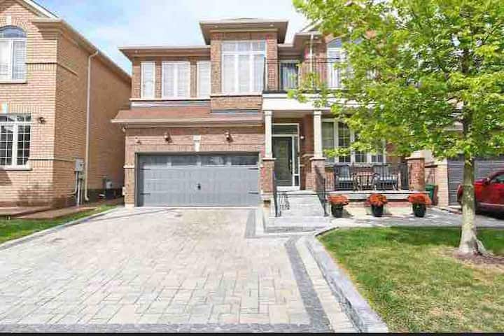Private Whole House Tall Ceiling/pool Table - Brampton