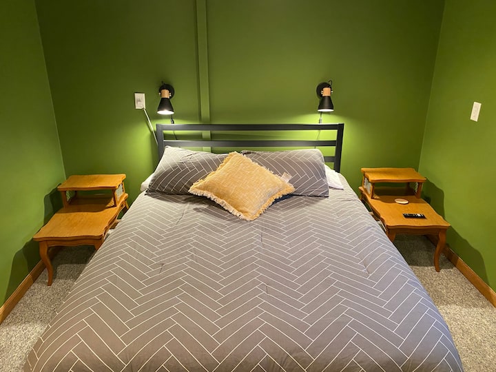 Pet-friendly Queen Bedroom In Downtown Fargo - Fargo, ND