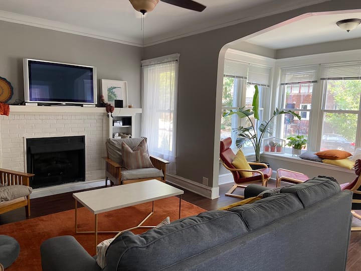 Spacious Renovated Brownstone - Evanston, IL