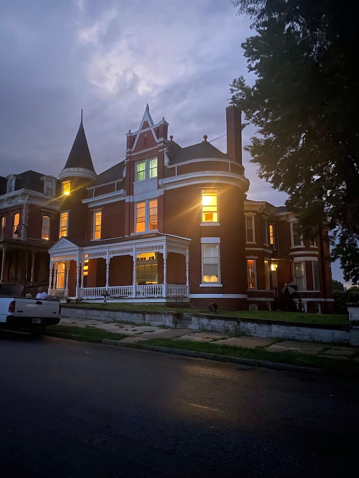 French Quarters - Studio - Saint Joseph, MO