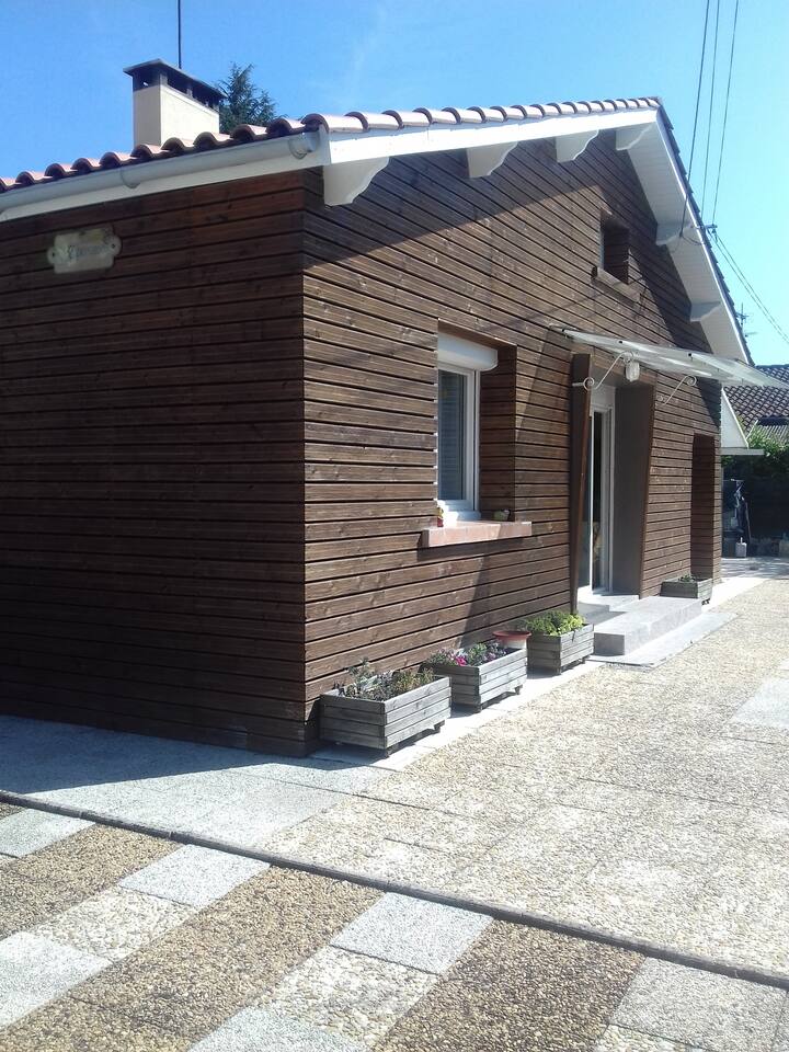 Maison Recouverte De Bois Façon Chalet - Villeneuve-sur-Lot