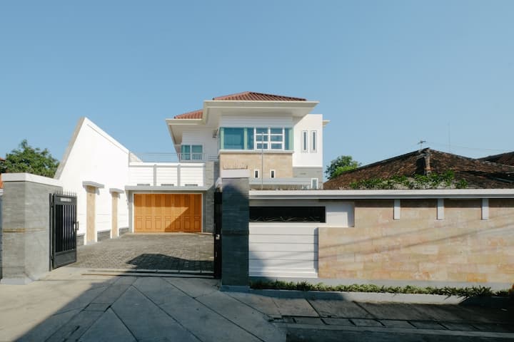 Barusari House 5br - Netflix, Karaoke, City Centre - Semarang