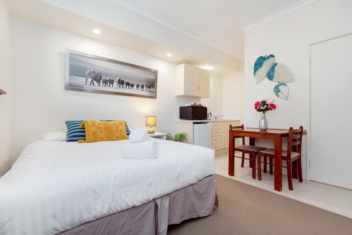 A8 - Enjoy A Romantic Weekend At Cozy Studio Apt. - イルカ