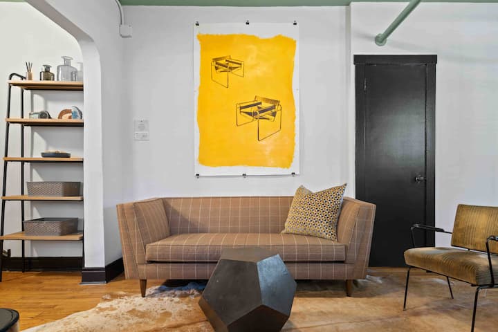 The Nook • Vintage Flat Near Wrigley - Chicago, IL