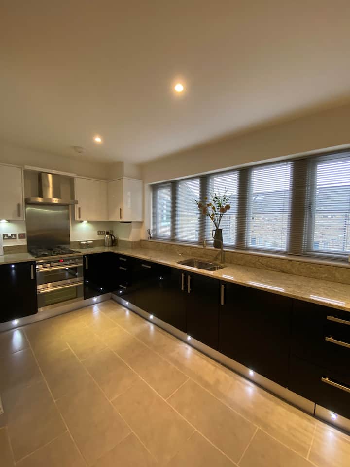 Luxury Townhouse, Sleeps 6 With Parking. - Derbyshire