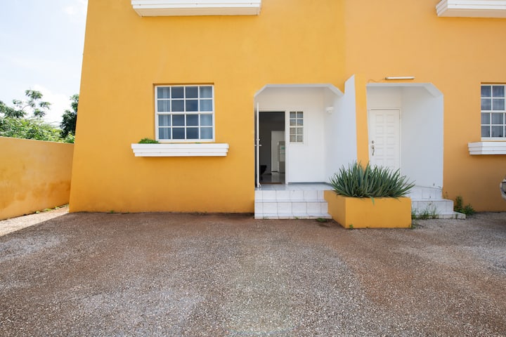 Spacious Two Level Appartment With Shared Pool - Curaçao