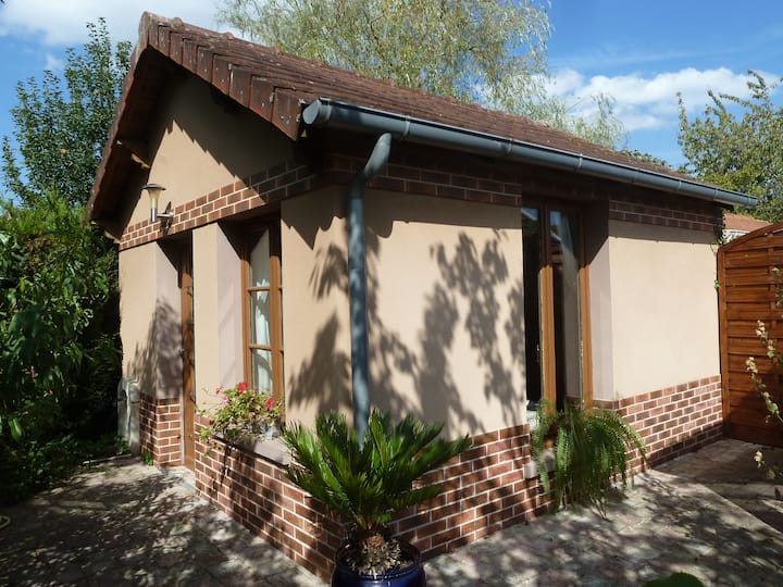 Micromaison Dans Un Jardin - Versailles