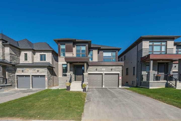 Modern 3600 Sq Of Luxury 4 Bedroom 3.5 Bathrooms - Toronto