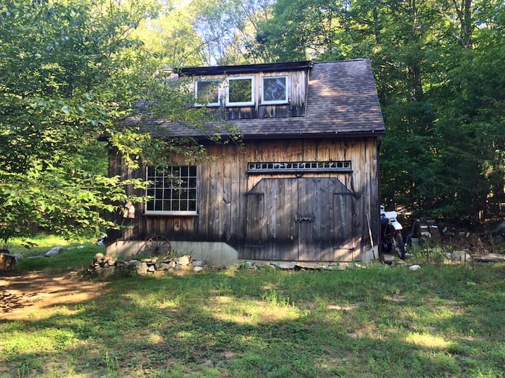 Cozy Barn Bungalow In The Woods - Middletown, CT