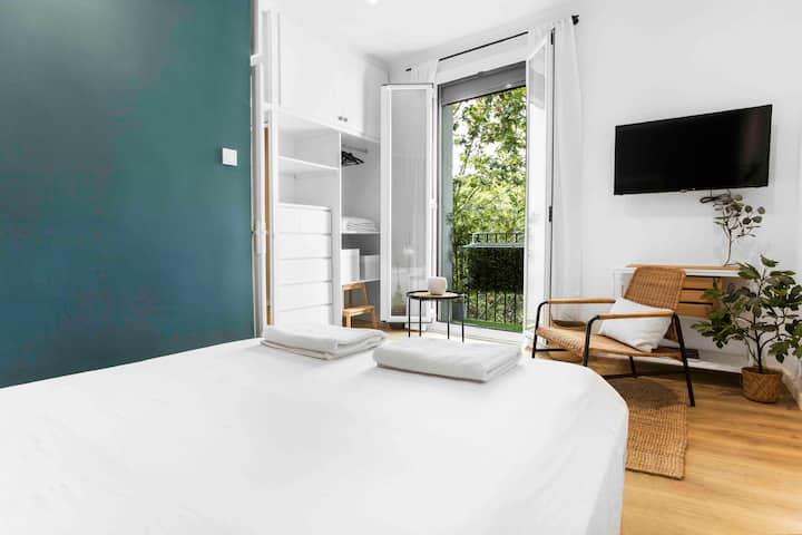 Cozy Flat Near Arc De Triomf With Balcony - Barcelona