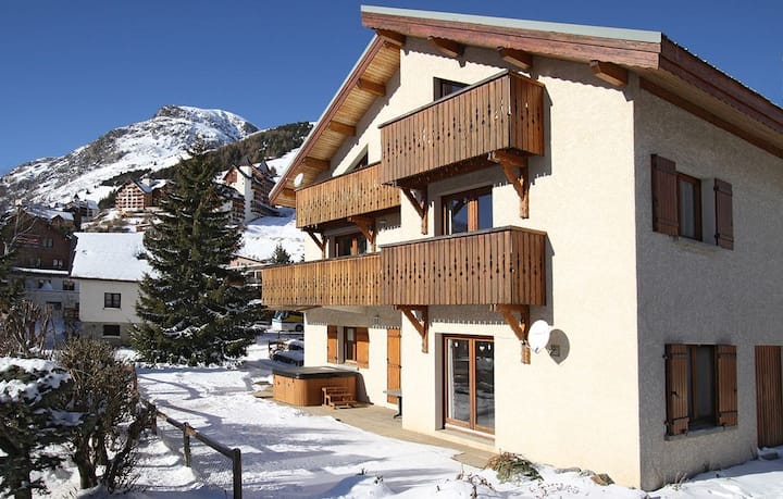 Chalet Montagnard | Jacuzzi Privé + Wi-fi Gratuit - Les Deux Alpes