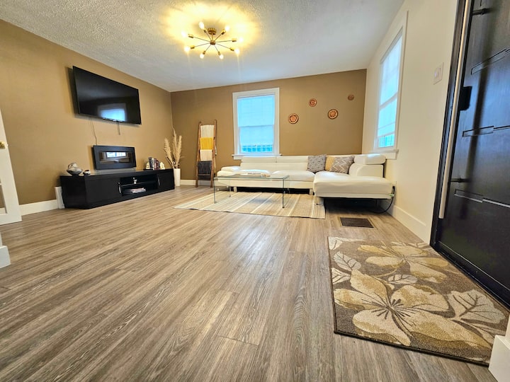 Modern Stylish 2 Bedroom Home: Fireplace & Bbq! - Niagara Falls