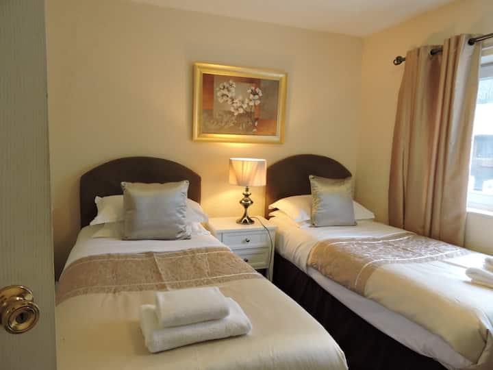 Room 7 - Twin En Suite With Electric Shower - Grasmere