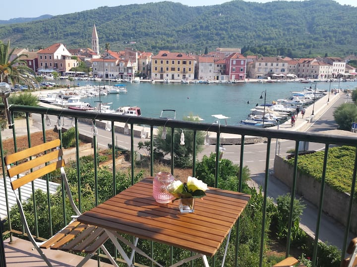 A Magical Sea-view 2-bedroom-apartment - Stari Grad