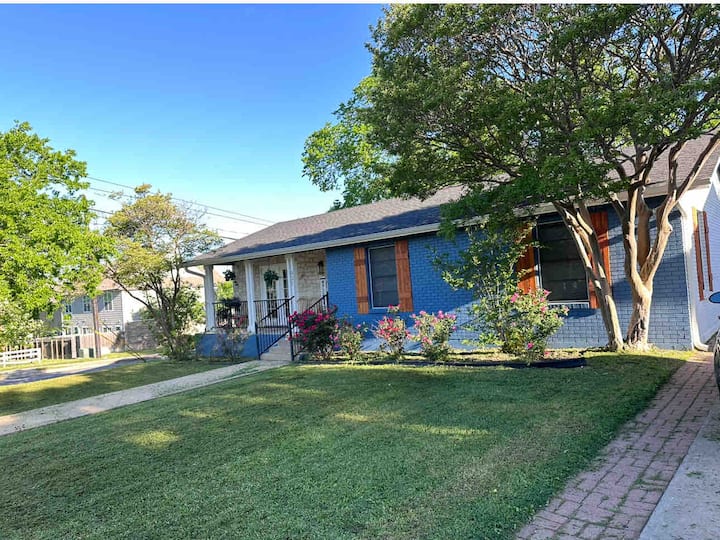 Blue House 01. Long Term Possible (Inquire). - Georgetown, TX