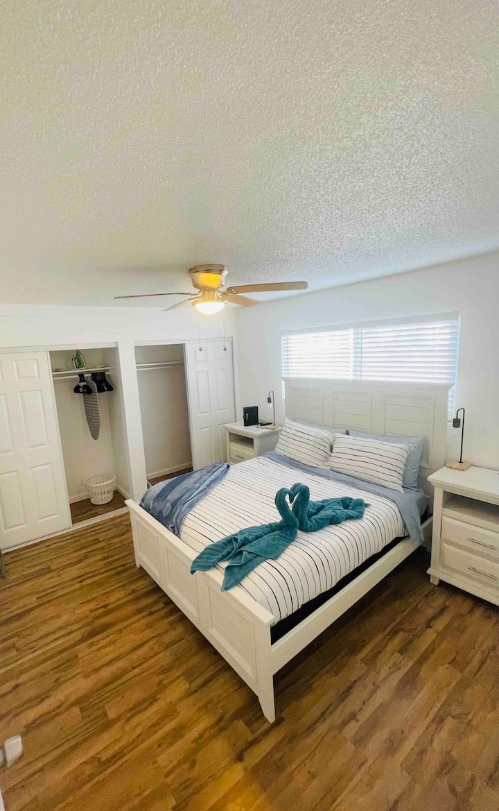 Large 1 Bdr Steps To Beach + Parking (Catalina) - San Diego, CA