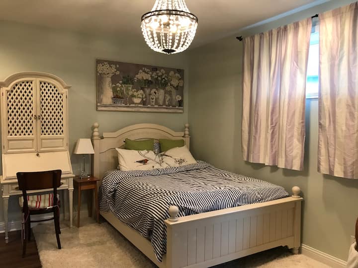 Comfy Room W Bathroom Kitchen Exercise Near Indy! - Zionsville, IN