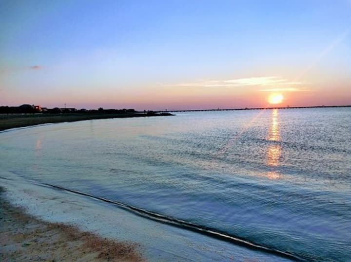 Pet-friendly Beach Cottage Bay Access, Fenced Yard - Norfolk, VA
