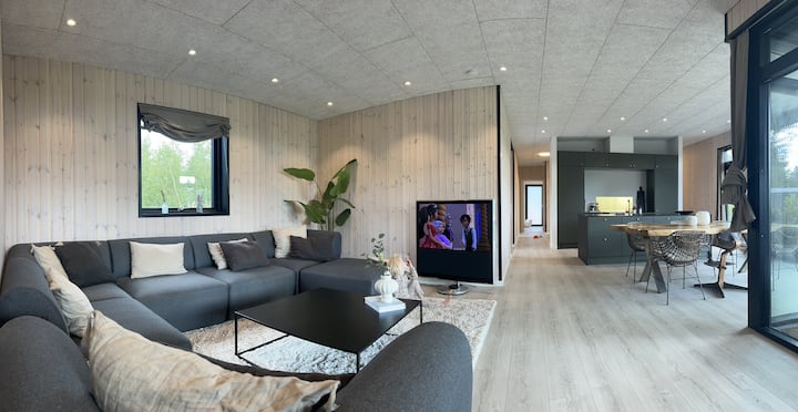 Elegant Spa Getaway Near Beaches & Wild Horses - Denemarken