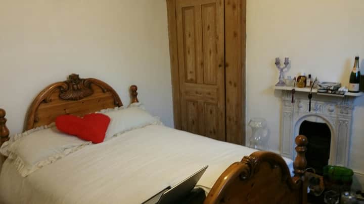 Shabby Chic But Cosy Rustic Cottage With Buddhists - Dover